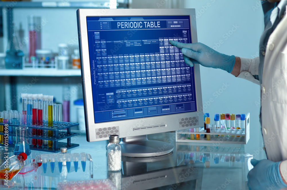 Foto de Scientific working and touching screen with the periodic table ...