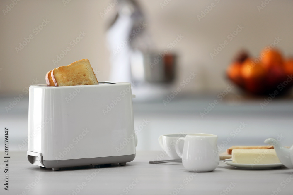 Toaster with dishes on a light kitchen table, close up foto de Stock ...