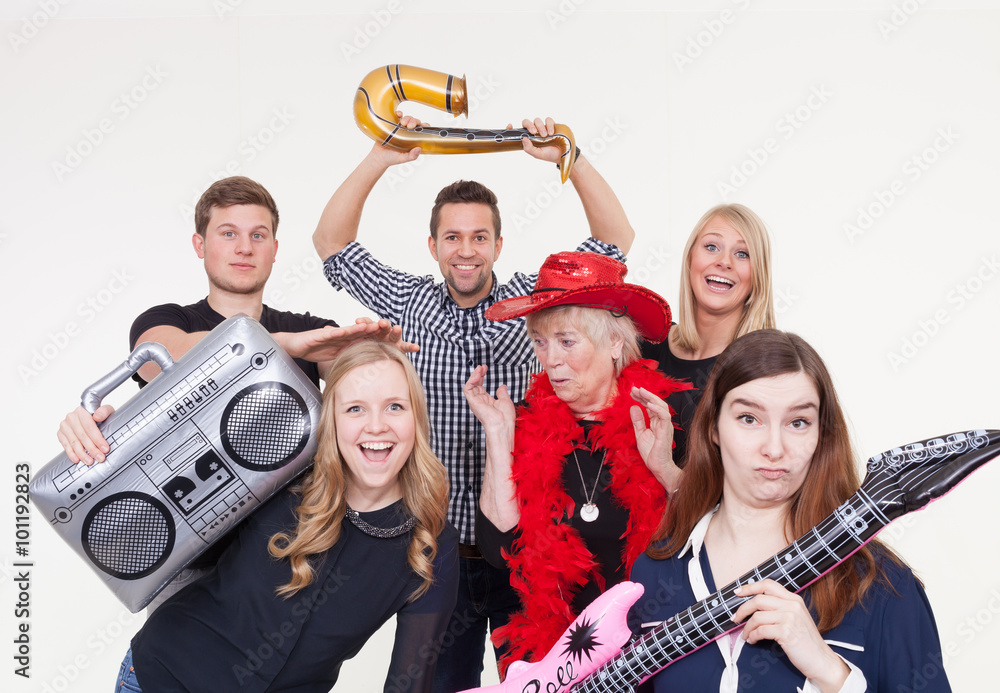 Junge Leute machen Foto vor Photobooth Stock-Foto | Adobe Stock