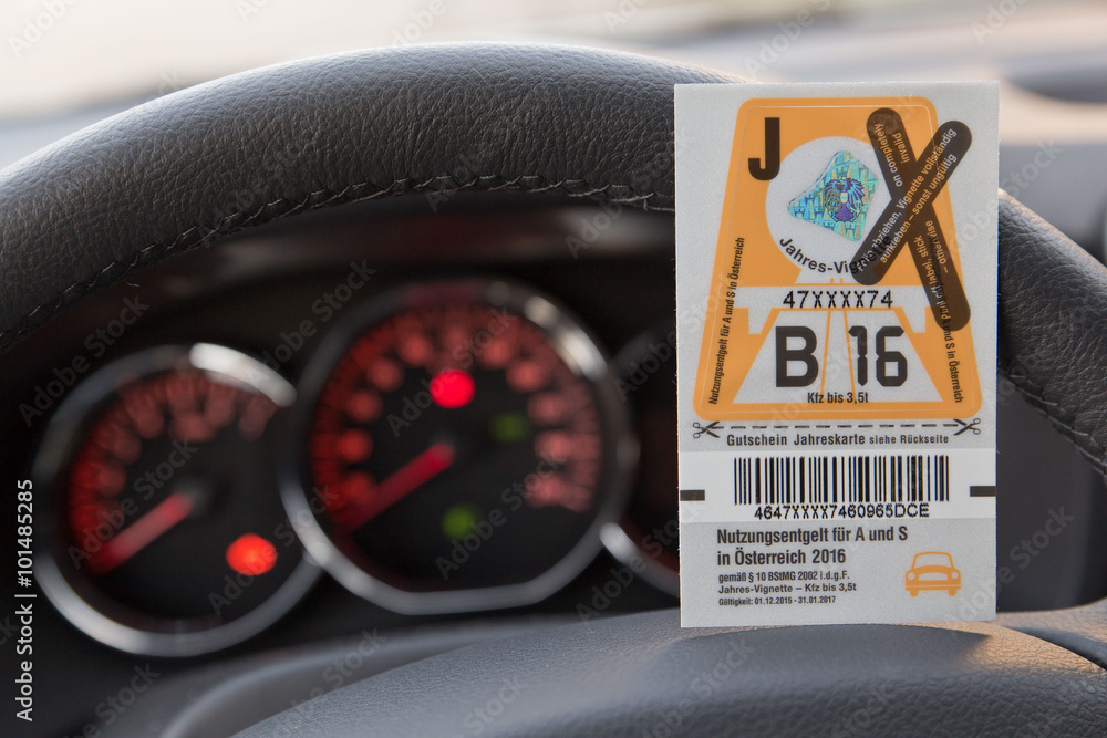 Autobahnvignette / Autobahn Maut Österreich: Jahres-Vignette 2016 Stock ...