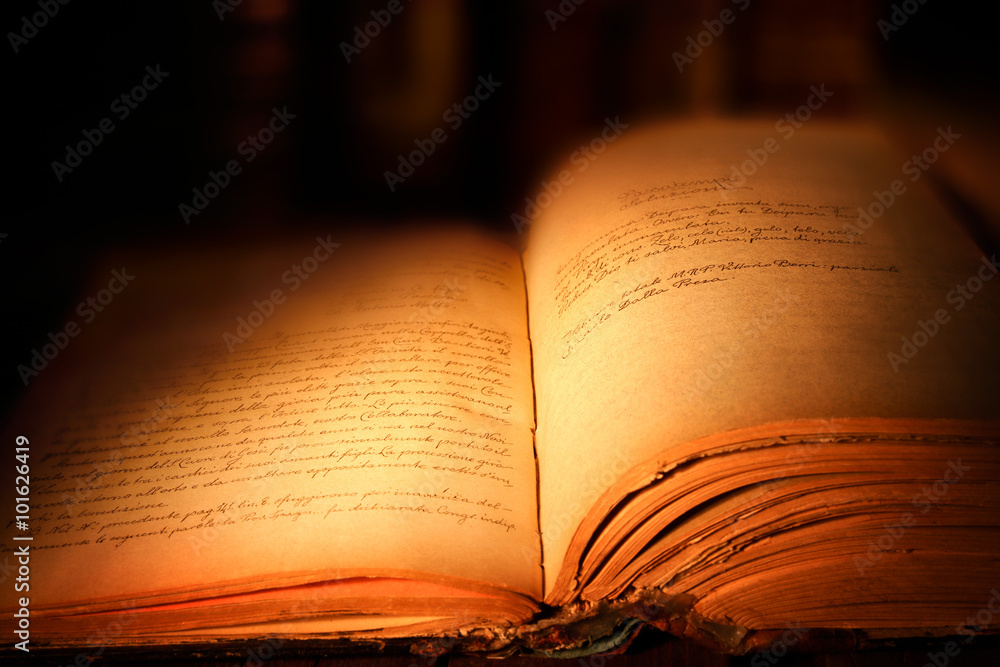 libro antico aperto Stock Photo | Adobe Stock