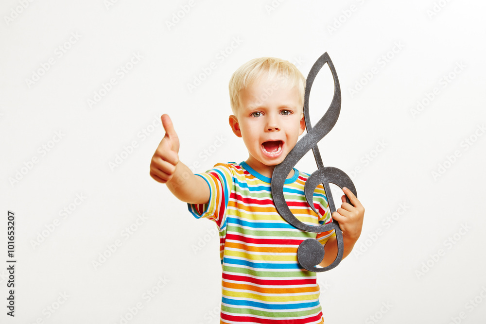 Kind beim Singen hält Daumen hoch Stock Photo | Adobe Stock