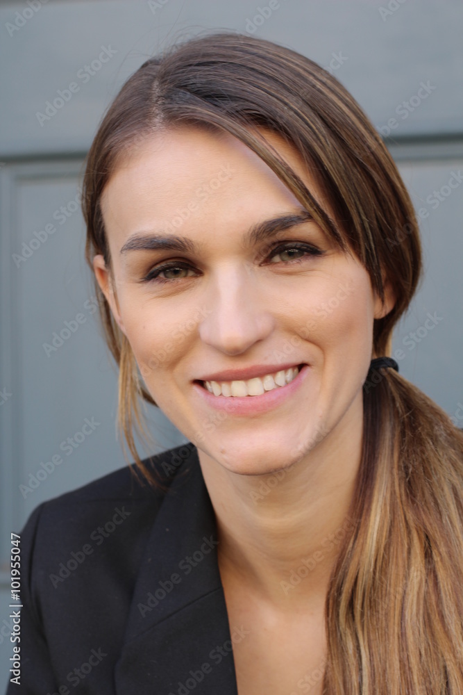 Portrait of naturally beautiful woman in her mid twenties with brown ...