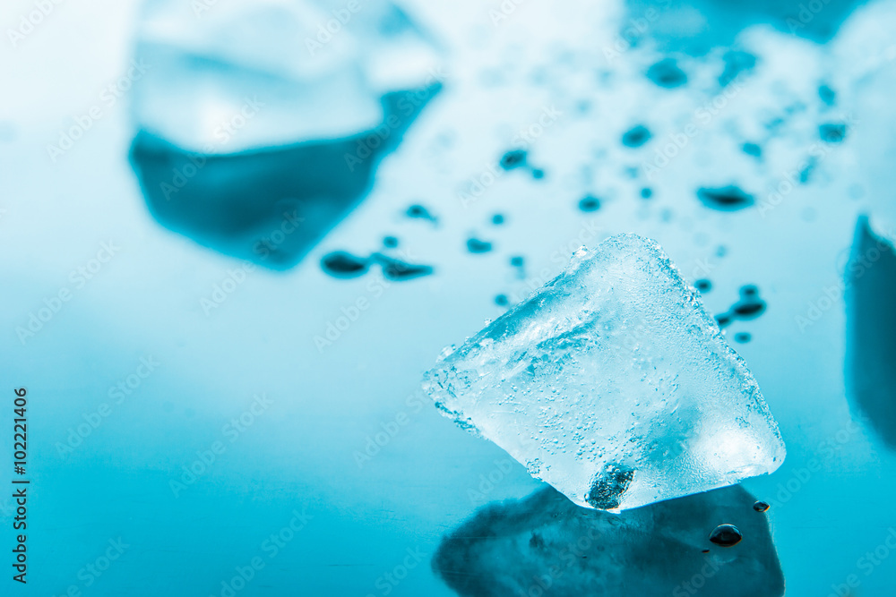 Poster Ice cube in the blue background – Wall Art | UkPosters