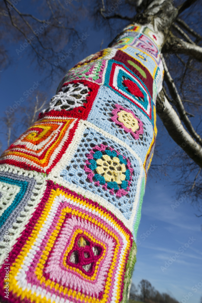 Guerilla Knitting - mit bunter Wolle umstrickter Baumstamm im ...