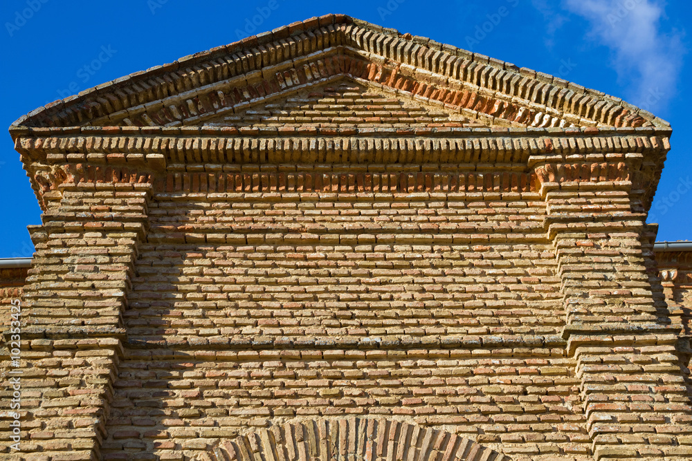 Detalle de fronton o frontispicio construido en ladrillo macizo en la ...