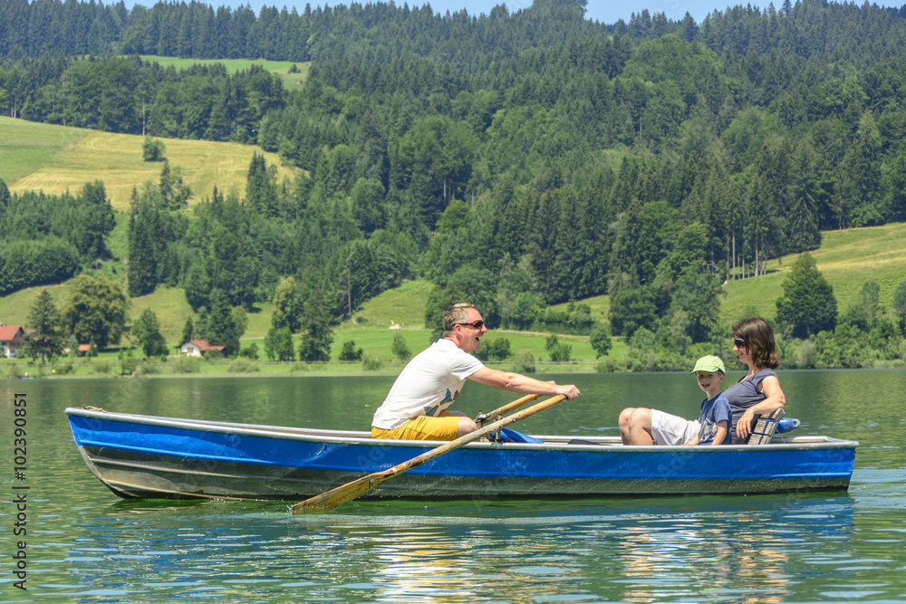Freizeitspaß auf dem See mit dem Ruderboot Stock-Foto | Adobe Stock