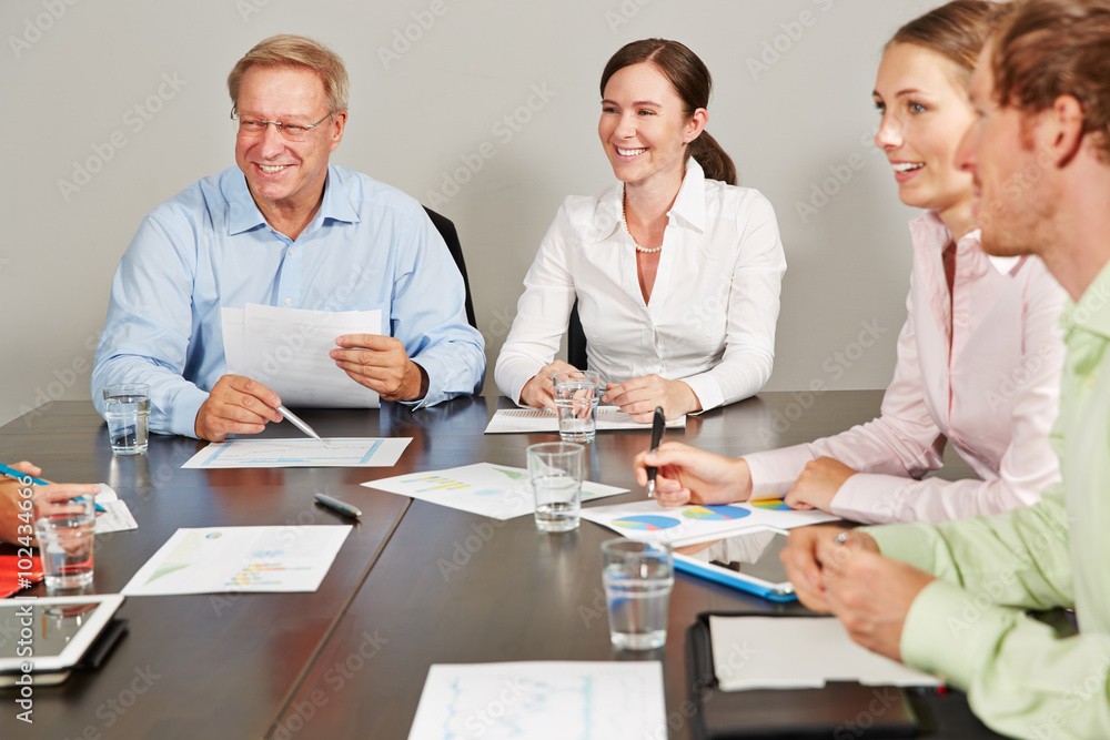 Consultant gibt Beratung für Business Team Stock Photo | Adobe Stock