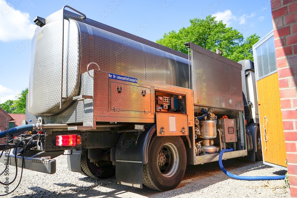 Milcherzeugung, Milchtankwagen holt Milch vom Bauernhof Stock-Foto ...