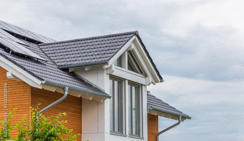 Modernes Hausdach mit Solarpanels Stock-Foto | Adobe Stock