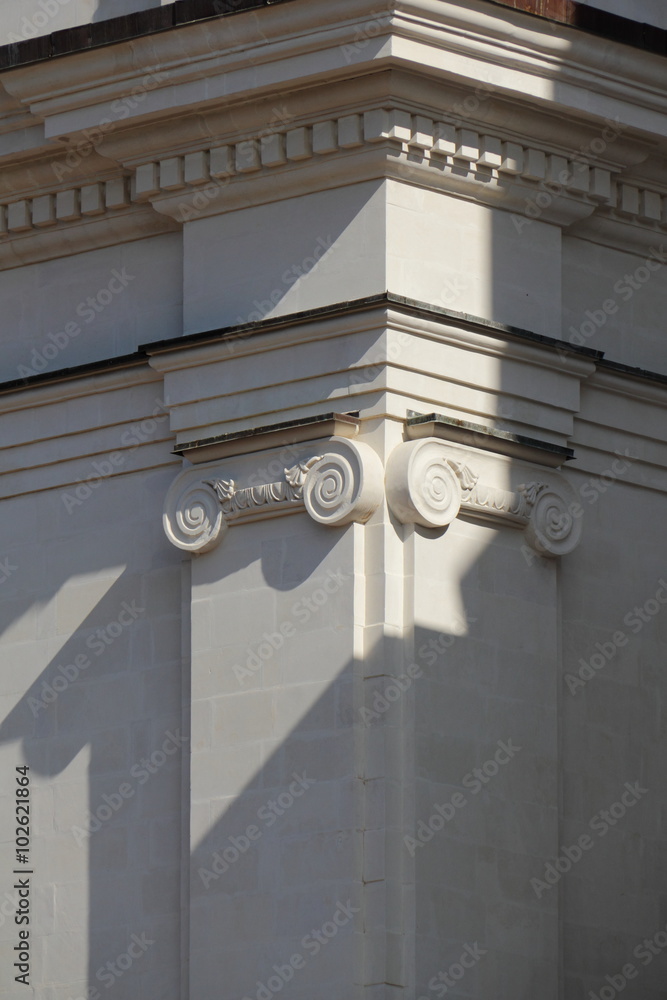 Column Detail - vertical./Detail of the top of the columns in the Ionic ...