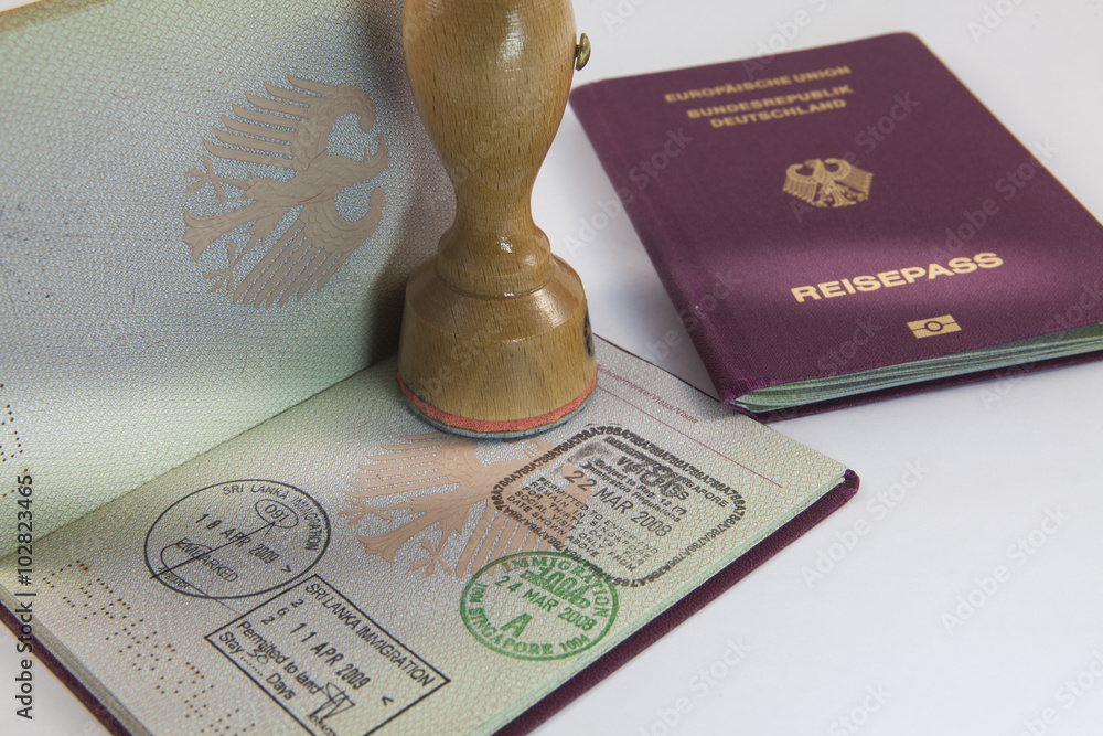 Einreisestempel und Stempel in einem Reisepass der Bundesrepublik ...