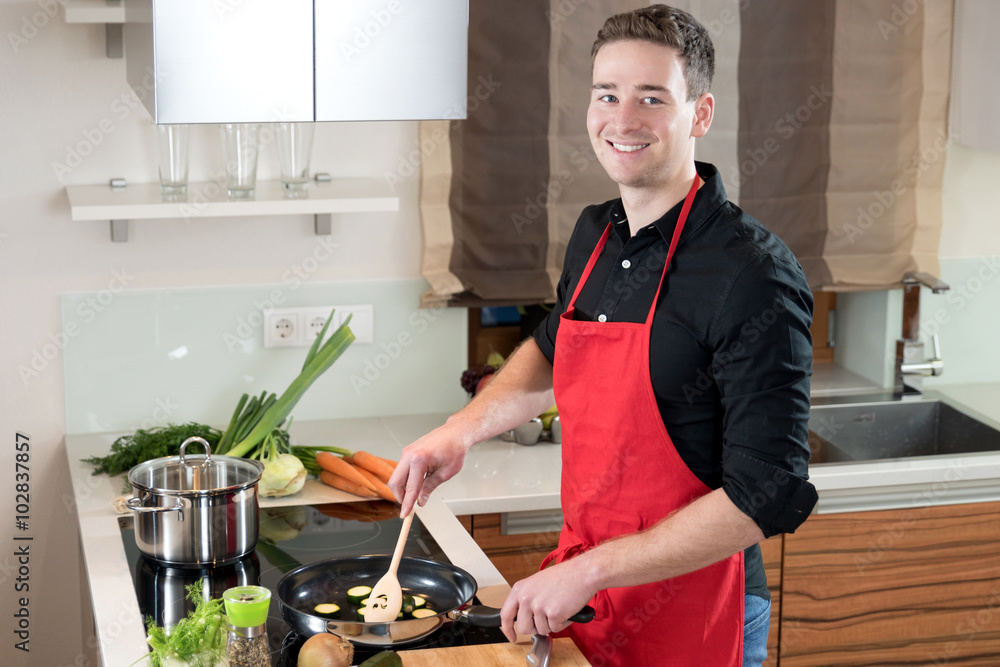 Hobbykoch beim kochen für seine Gäste Stock-Foto | Adobe Stock