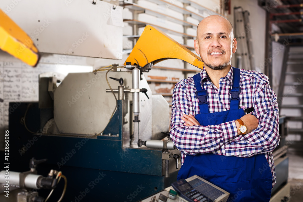 Foto de Labour working on lathe machine do Stock | Adobe Stock