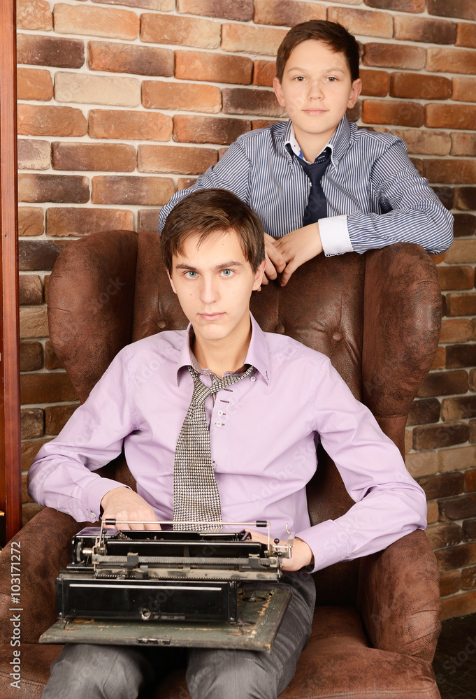 Portrait of two brothers with old black typewriter foto de Stock ...
