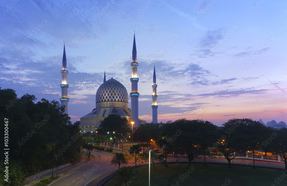 The beautiful Sultan Salahuddin Abdul Aziz Shah Mosque (also known as ...