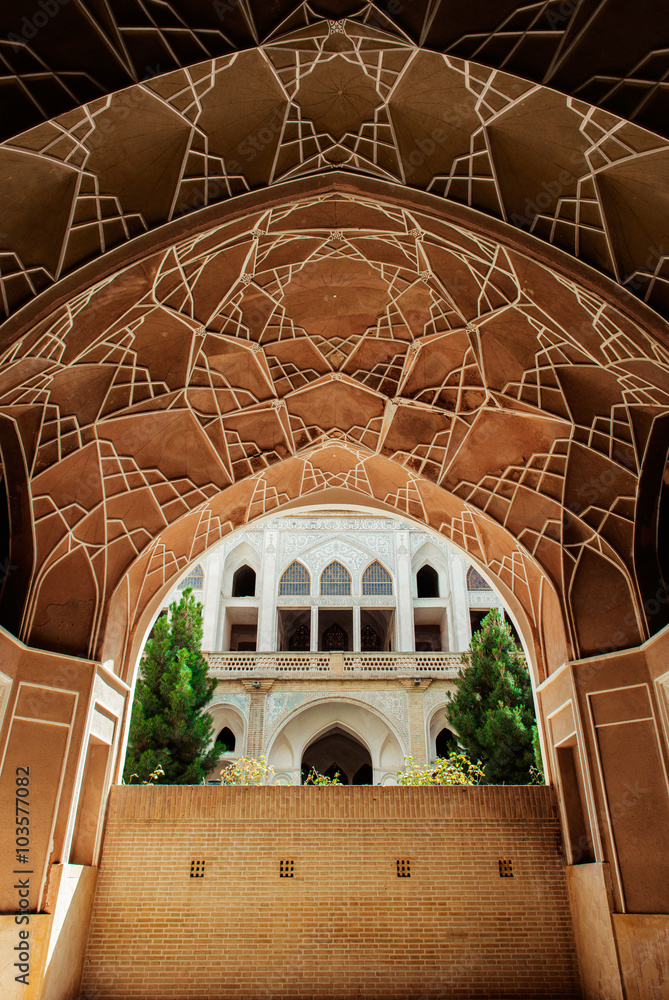 Architecture equilibrium. Details, perfect symmetries, and arrangement ...