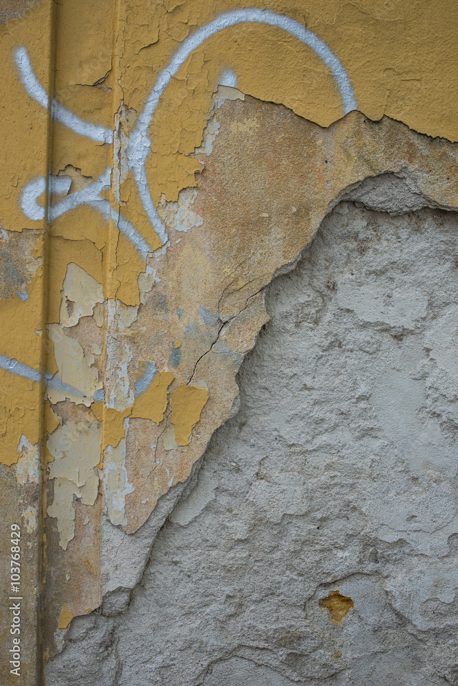 Muro vecchio con graffi e scritte, intonaco danneggiato foto de Stock ...