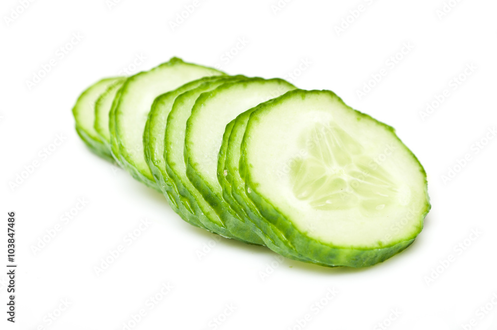 rondelles de concombre sur fond blanc Photos | Adobe Stock