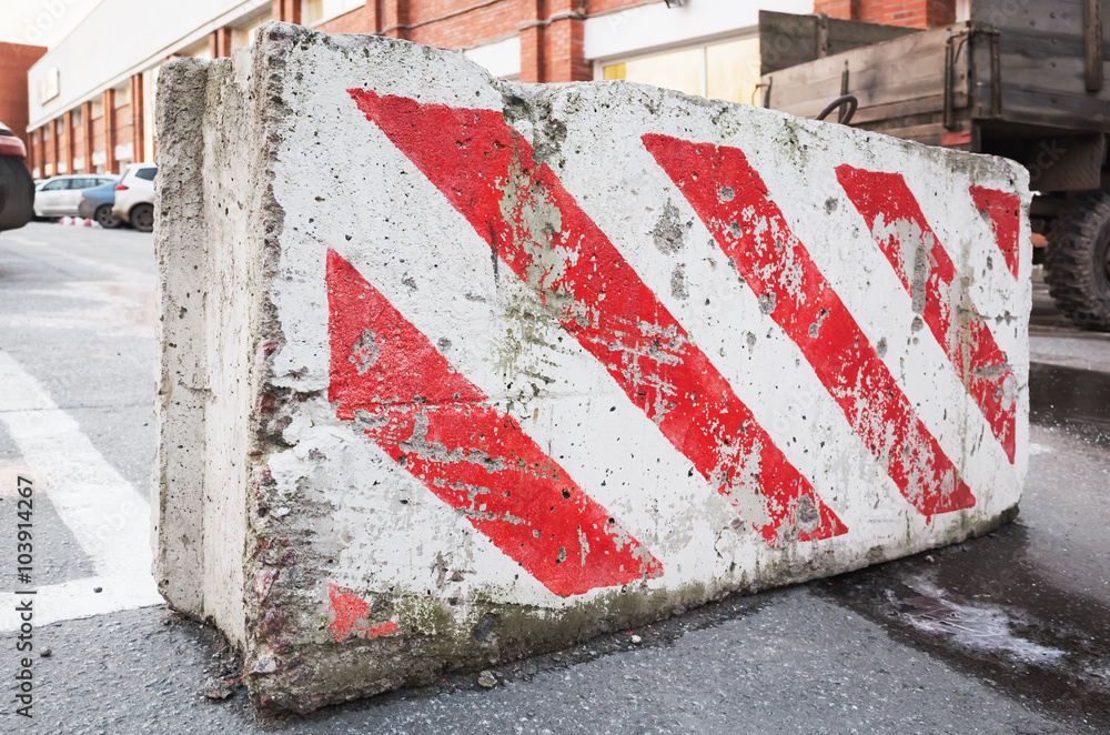 Road block with warning red white diagonal striped pattern Stock-Foto ...
