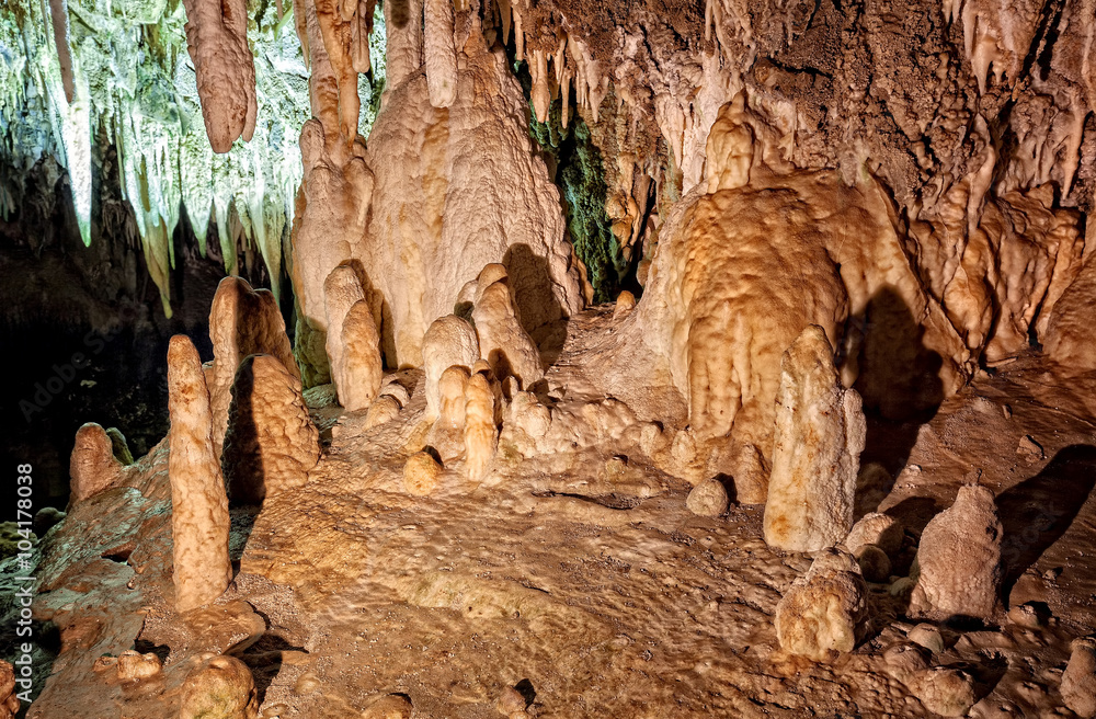 Foto Stock stalattiti e stalagmiti | Adobe Stock