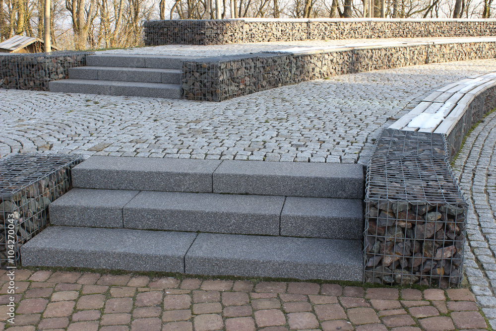 Photo & Art Print Natursteinmauer mit Gitter und Steinstufen, fototheobald