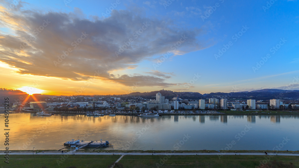 Sonnenuntergang über Linz Stock-Foto | Adobe Stock