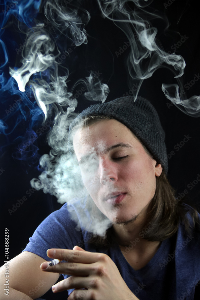 Jugendlicher Raucher mit Zigarette und Rauch Stock-Foto | Adobe Stock