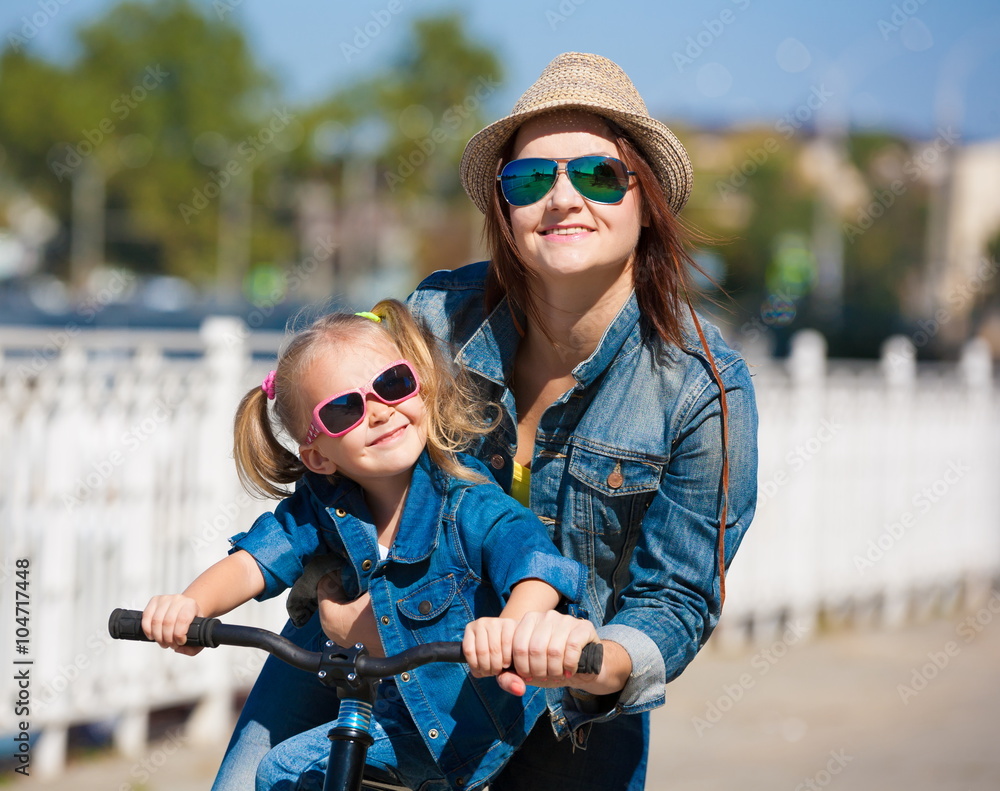 Lena_Misha-Dasha. Bicycle city, Lena and Dasha! foto de Stock | Adobe Stock