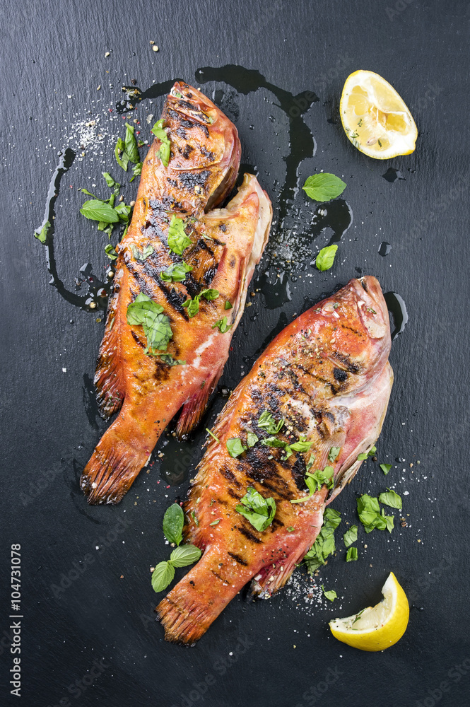 Rotbarsch gegrillt Stock-Foto | Adobe Stock