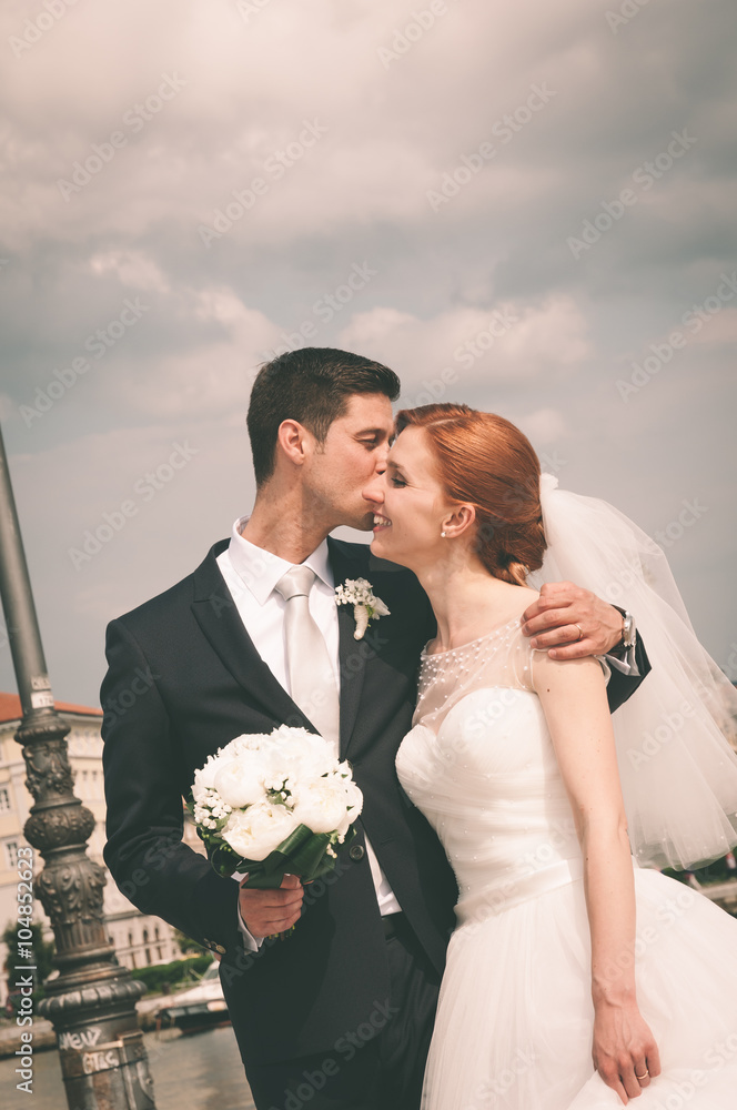 Sposi felici in momenti di tenerezza - Trieste Italia, Molo Audace ...