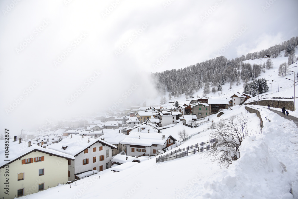 tetto casa tetti case di montagna camino tetto con neve montagna casa ...