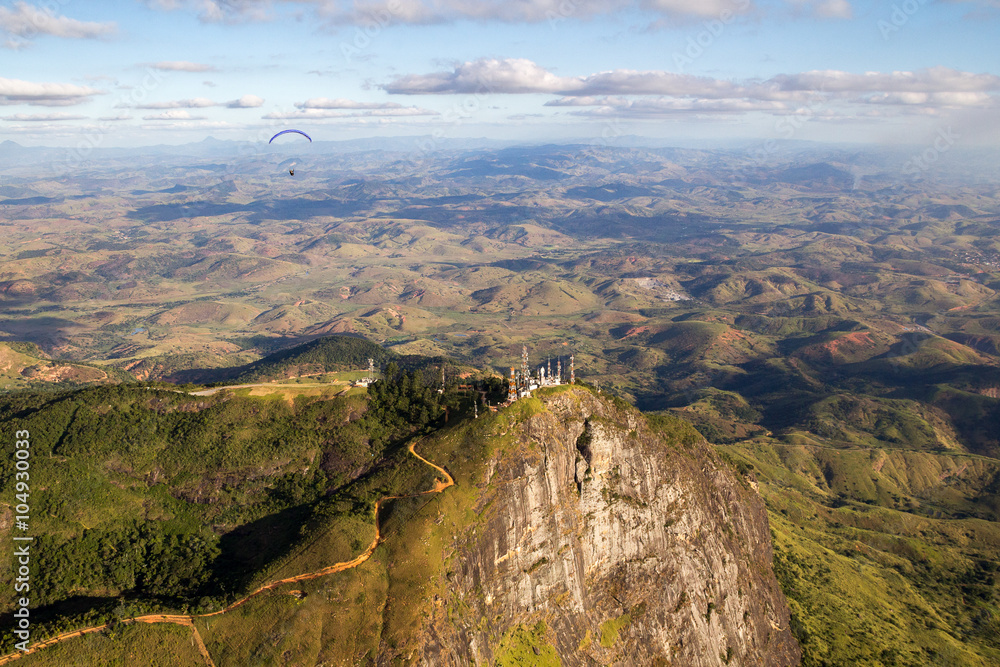 Paisagem aérea em Governador Valadares com Paraglider e pico do ...