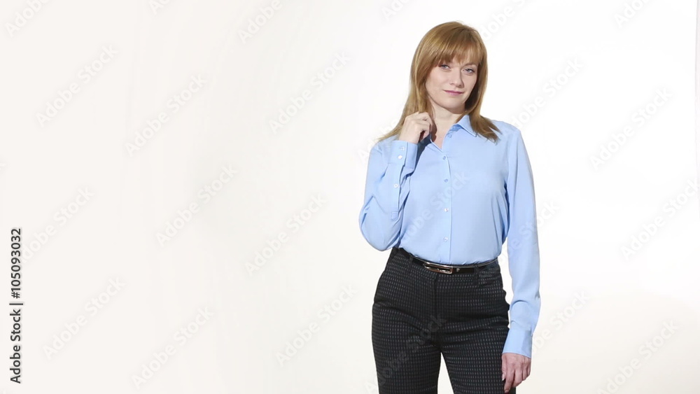 Vidéo Stock girl straightens hair. women gesture of seduction, preening ...