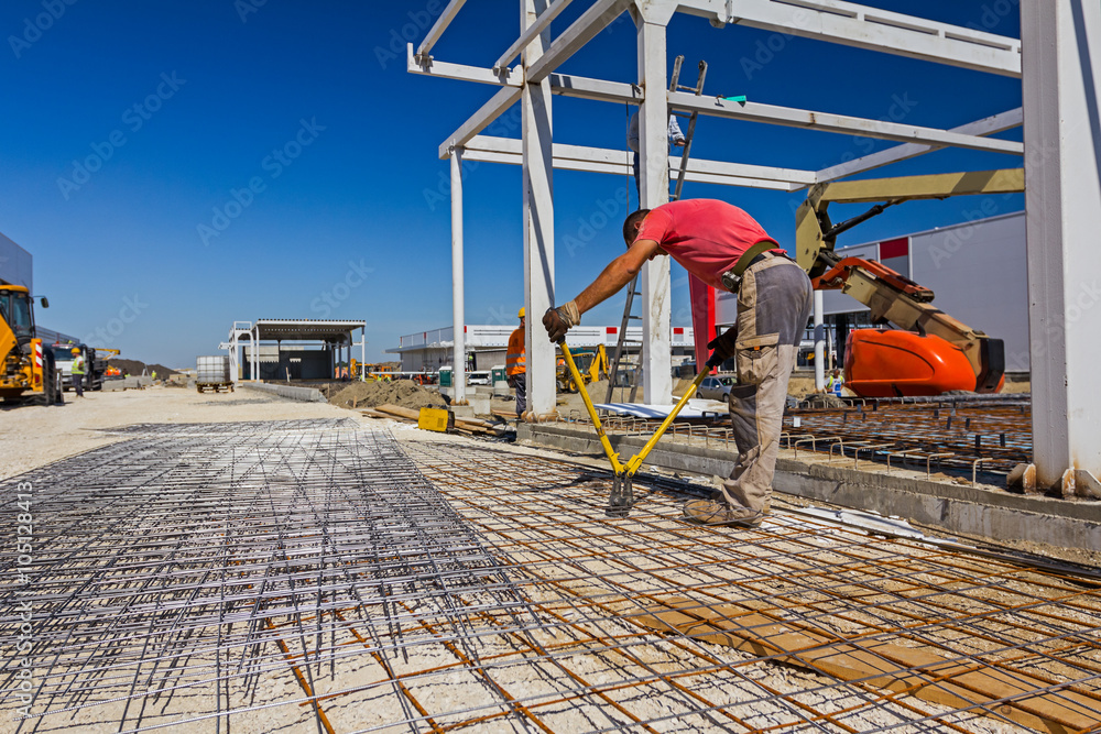 Foto de Worker is cutting rebar with scissors for reinforcement bars ...