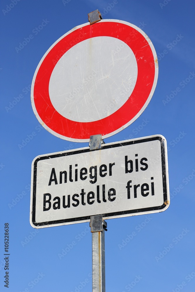 Deutsches Verkehrszeichen: Durchfahrt gesperrt - Anlieger bis Baustelle ...