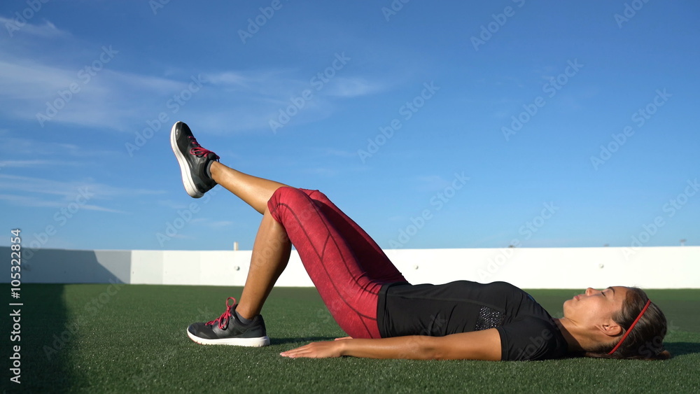 Video „Fitness woman doing bodyweight glute single leg floor bridge ...