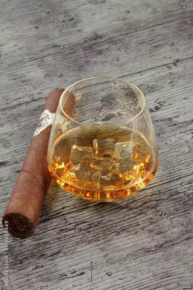 whisky et cigare 17032016 foto de Stock | Adobe Stock