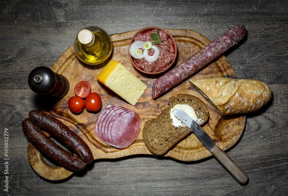 herzhafte Wurst- und Käseplatte mit Brot von oben Stock-Foto | Adobe Stock