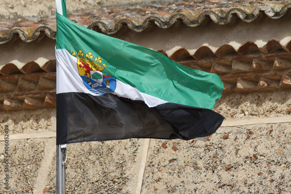 Bandera de Extremadura. Bandera extremeña ondeando al viento. Bandera ...