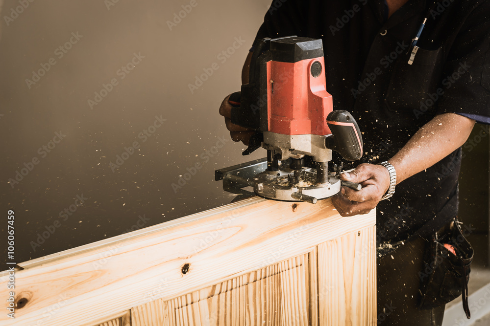Foto de Hands of carpenter with Electronic Plunge Router in the hands ...