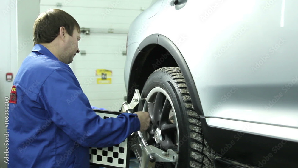 Diagnosis and wheel balancing of car in modern Service station. vídeo ...