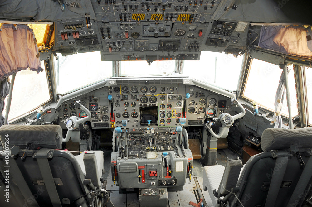 Cockpit Avionik ausgedienter Transall C 160 Stock-Foto | Adobe Stock
