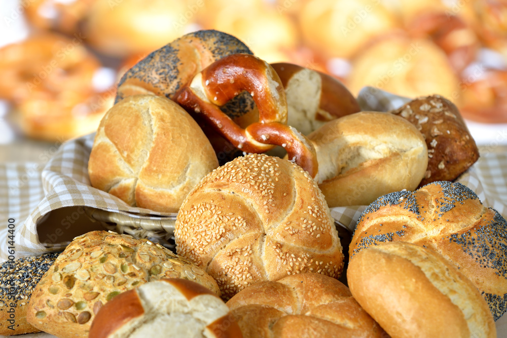 Gemischte bayerische Semmeln und Brezen vom Bäckermeister vor softigem ...