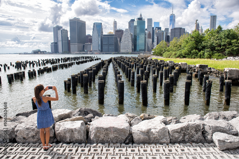 New York tourist woman taking mobile picture with smartphone. Manhattan ...