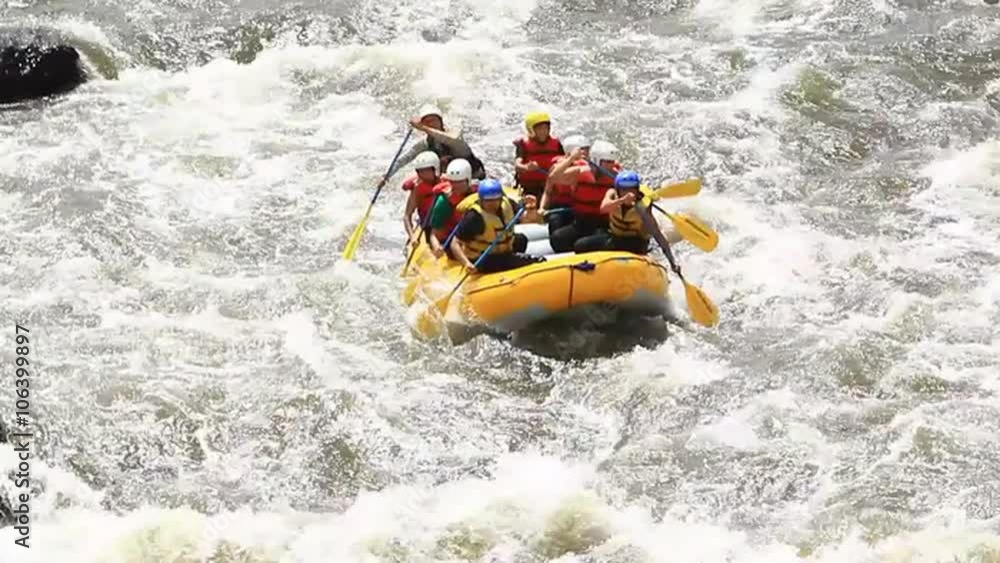 Vidéo Stock Experience the thrill of whitewater rafting on the ...