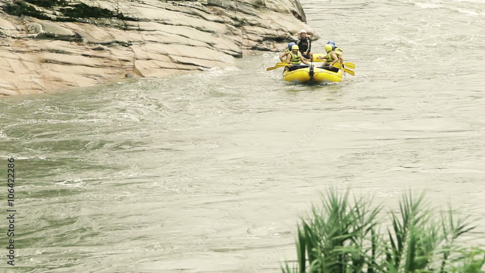 Vidéo Stock Experience the thrill of whitewater rafting on the ...