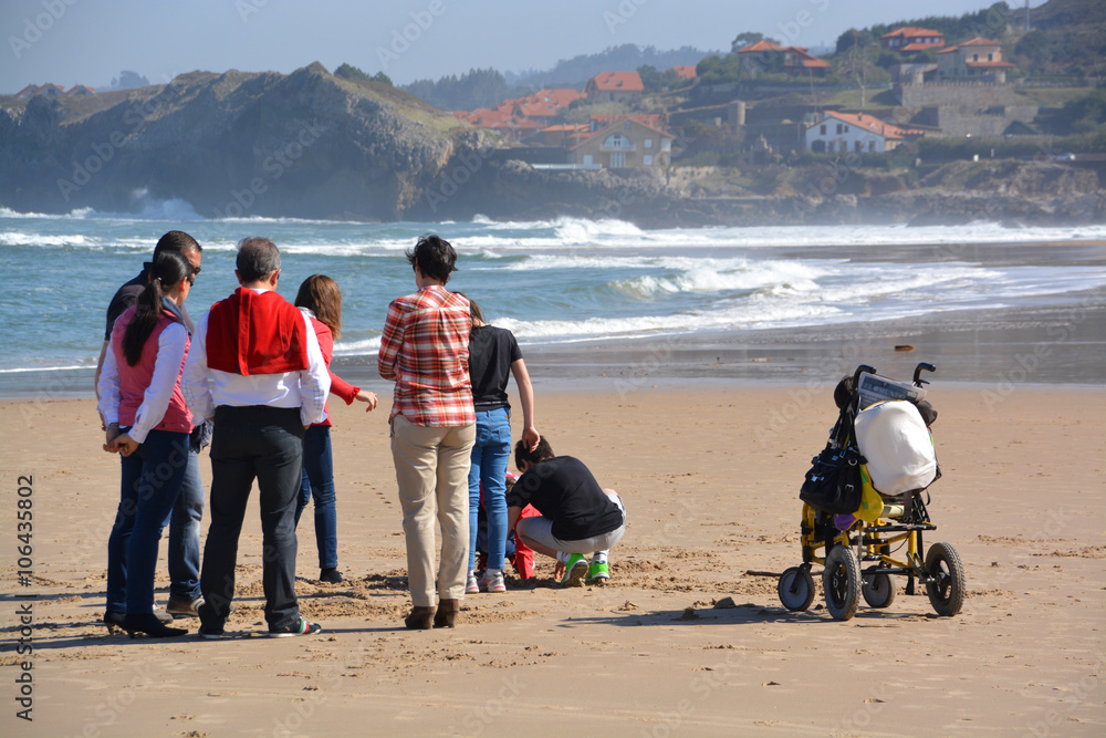 familia en la playa Stock Photo | Adobe Stock