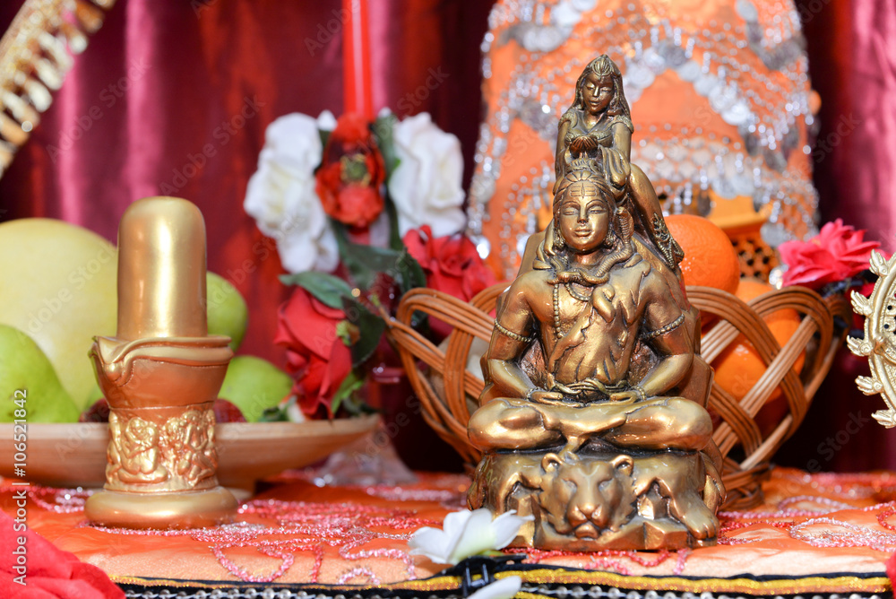Traditional indian statue of Lord Shiva and Shivalinga on altar Stock ...
