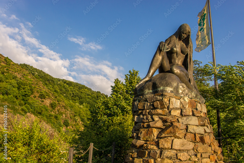 Statue und Fels an der Loreley Stock-Foto | Adobe Stock